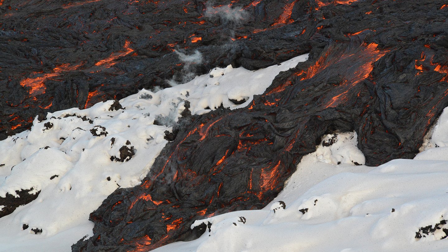 Welt der Physik: Wie glühende Lava über Schnee gleitet